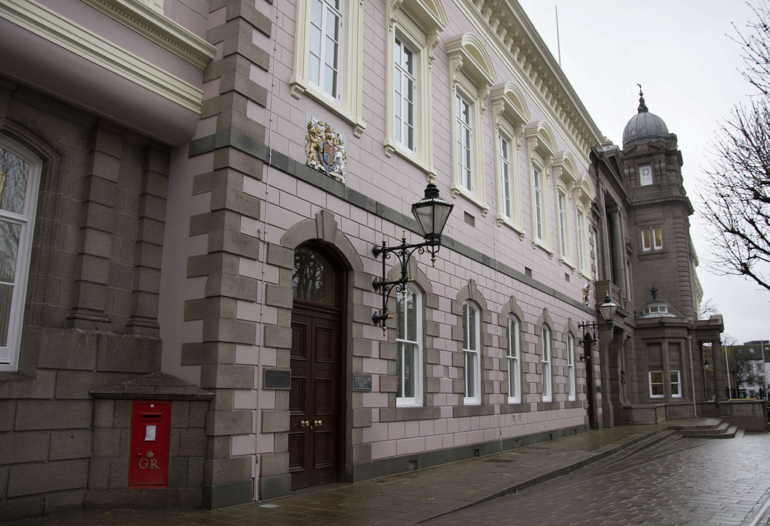 jersey has ministerial government while guernsey has a committee system ...